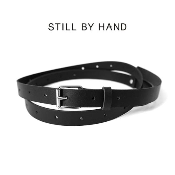 Still By Hand17mm幅で仕上げた、牛革のナローベルト。バックルは既製品ではない、華奢なローラー付きタイプを別注。剣先が長く取ってあり、垂らしてアクセントをプラス。タンナーで染色し、芯まで染色されているので裏面も綺麗なのが特徴。