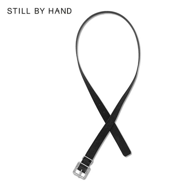 Still By Hand25mm幅のレザーベルト。ベルト幅に対して少しバックル幅を大きいタイプを意図的に使用。黒はイタリアのプエブロレザーを使用。ヌメは日本の栃木レザーのヌメを使用。ヌメの方が少し厚く固めの風合いです。