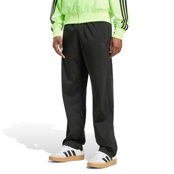 adidas originals定番のファイアーバードトラックパンツを、オールブラックで上品でミニマルな雰囲気に仕上げたニューモデル。単体ではもちろん、同素材のトラックトップ(別売)とのセットアップスタイルもおすすめ。