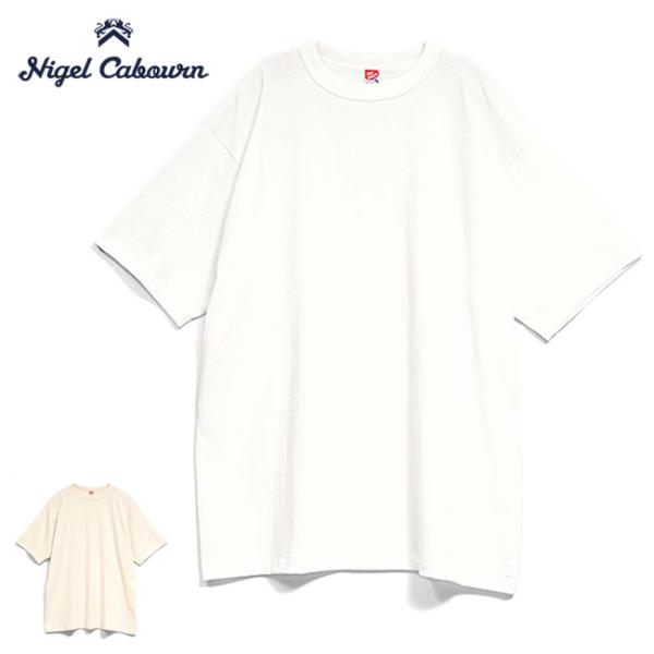 Nigel Cabourn材料は米綿、BD紡績機による6オンスの編地。ホワイトとアイボリーの2枚パック。それぞれ仕様が異っており、1枚は両肩からテープが走るテープドシーム、1枚はバインダーのリブドカラー。クラシックなパッケージ入り。