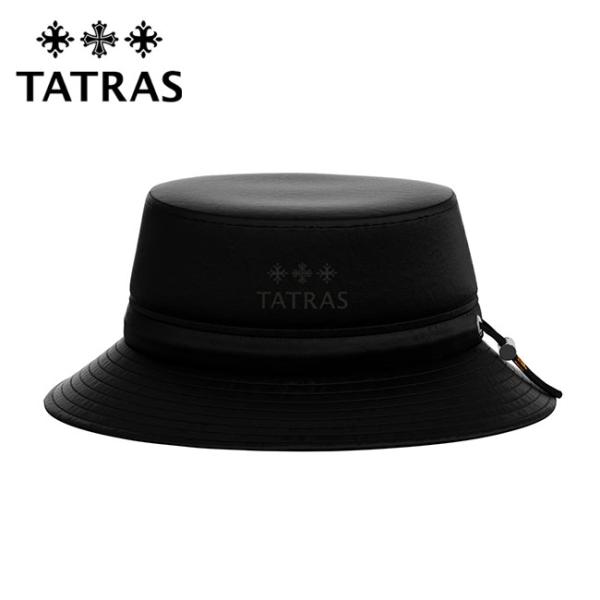TATRAS製品染めのような風合いが特徴のバケットハット。高密度のナイロン素材を使用しています。ツバの傾斜角度を緩めに設計し、ハリ感を抑えてソフトに仕上げることで、リラックス感を演出。バックスタイルにアクセントを添える丸ゴムとメタルストッパ...