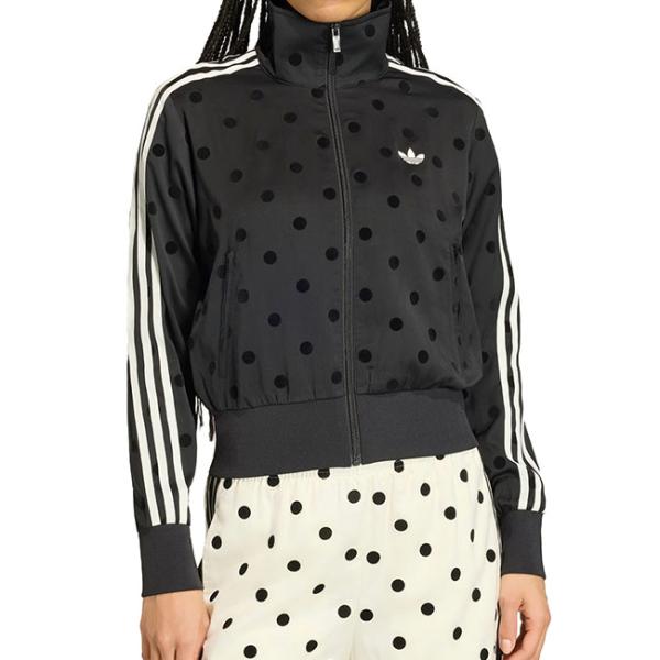 【発売日：2026年10月31日】adidas originalsサテン生地に水玉パターンを配した遊び心のあるアイテム。普段使いのシックなコーディネートにも合わせやすく、レギュラーフィットで快適な着心地ながら、スタイリッシュに着こなせる。ソ...