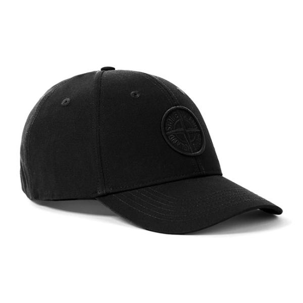 STONE ISLANDレップ織りのコットンを使用した6パネル構造のベースボールキャップ。同色の立体的なCompass刺繍がアクセントに。