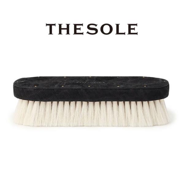THE SOLEウールやカシミヤのスーツ・ジャケット・パンツ・ニットなどをケアするための洋服ブラシ。持ち手の部分がエレファントレザーで覆われており、未だかつてない高級感のある洋服ブラシに仕上がりました。レザーが滑り止めにもなり、使用していく...