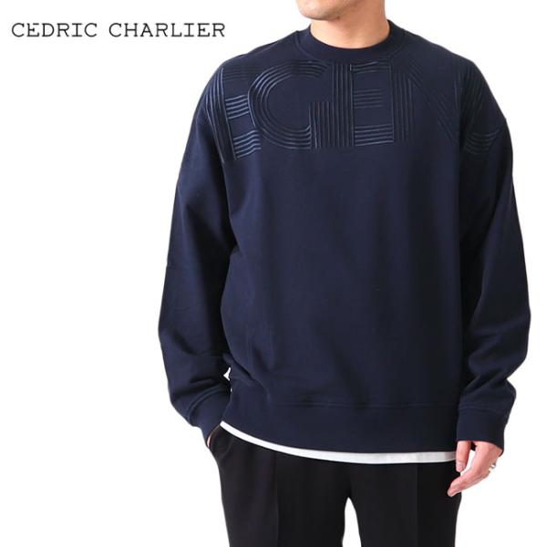 Cedric Charlierトレンドのオーバーサイズで仕上げたプルオーバースウェット。落ち感のあるシルエットは、裾に向かってシャープになるよう設計されています。前面に大きく施した刺繍ロゴがスタイリングのアクセントに。リラックス感を保ちつつ...