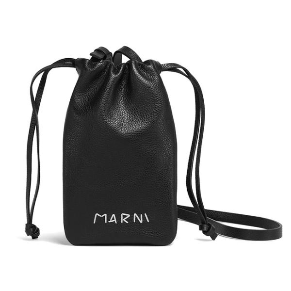 MARNIカーフレザー製のドローストリングミニポーチ。調節可能なレザー製ドローコードに、スリムなショルダーストラップ付き。ハンドステッチのマルニメンディングロゴがアクセントに。特別なギフトにもおすすめのアイテム。