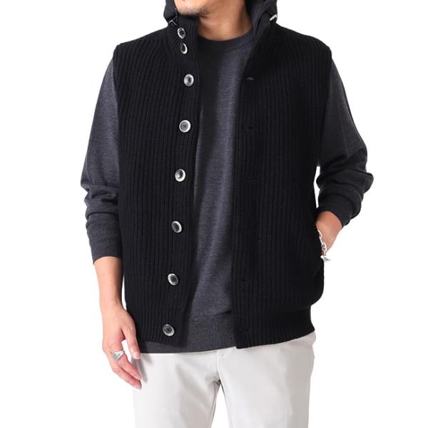 HERNO旅をテーマにした "Resort Collection" より、着脱可能なフードを備えた上品なニットベストが登場。上質なピュアウールを採用し、立体的なフィッシャーマンズリブデザインで作成。フード・裏地には撥水加工を施した滑らかなス...