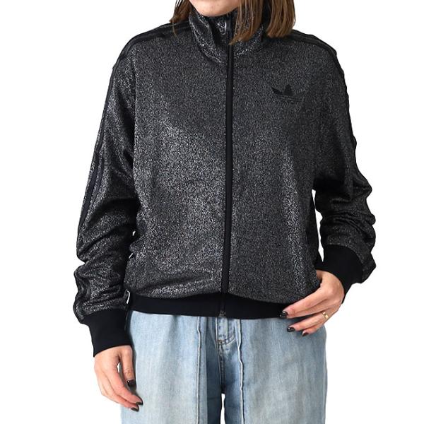 adidas originalsきらめくメタリックのディテールが華やかなスタイルを演出する、ルーズフィットトラックトップ。ラグジュアリーなルレックス生地で作られており、光沢のある仕上がりがルックスを際立たせている。同色のロゴとスリーストライ...