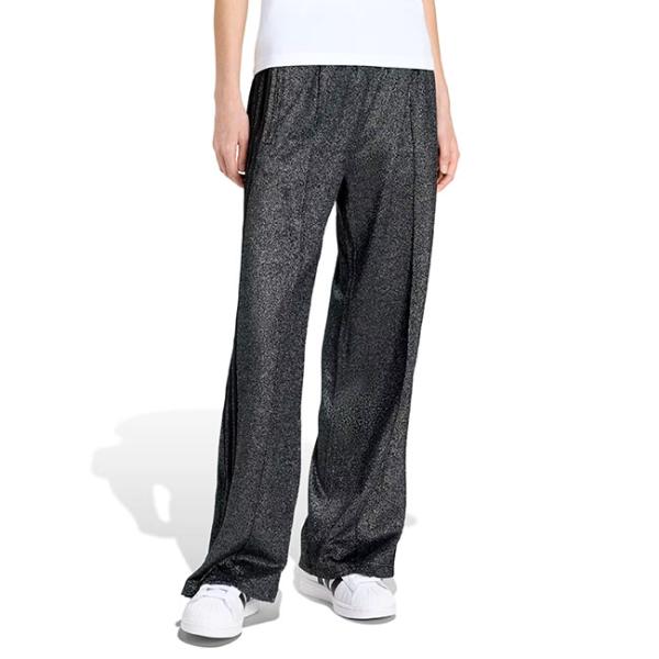 adidas originalsきらめくメタリックのディテールが華やかなスタイルを演出する、ルーズフィットトラックパンツ。ラグジュアリーなルレックス生地で作られており、光沢のある仕上がりがルックスを際立たせている。同色のロゴとスリーストライ...
