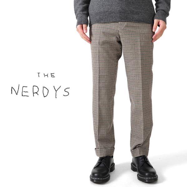 THE NERDYS鮮やかなカラーリングでクラシカルに仕上がったスラックス。独特の雰囲気漂う生地はウールをメインとした混紡素材を使用し、サラッとした優しい肌触りの一枚に仕上がっています。すらっと落ちた美しいセンタークリースや、"パイプド・ス...