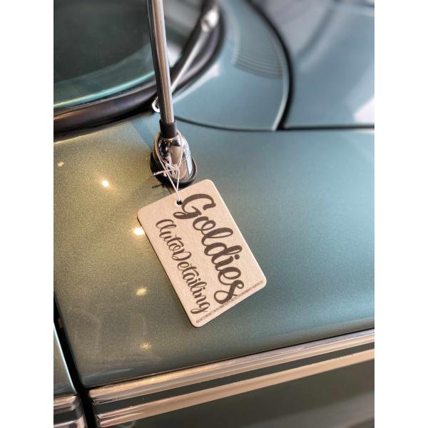 MADE IN USA のエアフレッシュナーです。PARIS HILTON REPLICA(香水) の香り片面白文字ロゴ、片面黒文字ロゴのプリントが施されています。