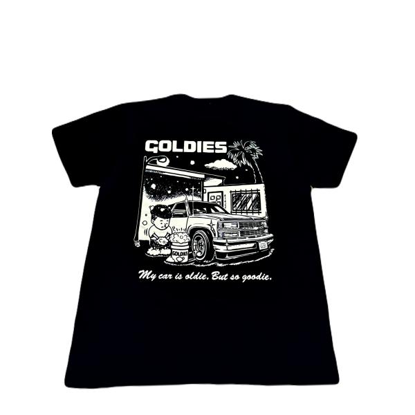 “My car is oldie,But so goodie.”GOLDIES  SHOPでCAR WASH綺麗の基本は日常の洗車からです。FRONT左胸とBACKにプリントART WORK by ATELIER 036SIZEM-着丈68...
