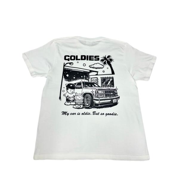 “My car is oldie,But so goodie.”GOLDIES  SHOPでCAR WASH綺麗の基本は日常の洗車からです。FRONT左胸とBACKにプリントART WORK by ATELIER 036SIZEM-着丈68...