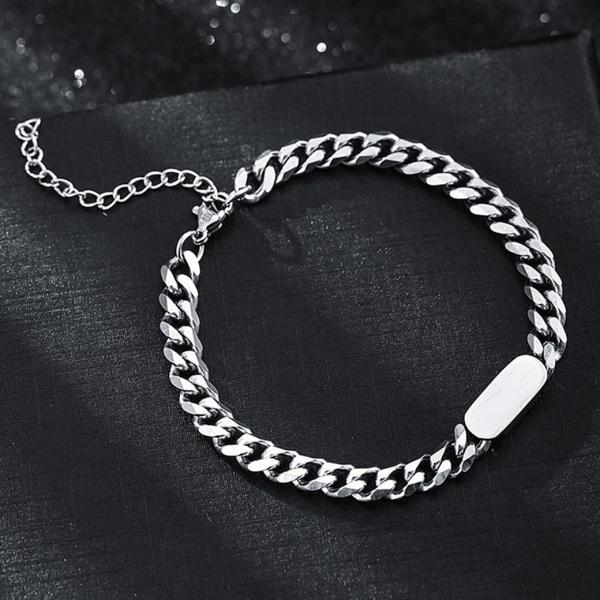 細めのチェーンがお洒落なシルバーブレスレットです。シンプルなデザインなのでどんなコーディネートにも合わせやすいアイテムです。ユニセックスで使用可能です。3面カットの喜平チェーンブレスです。どの角度からでも輝きを逃さない3面カットの喜平チェー...