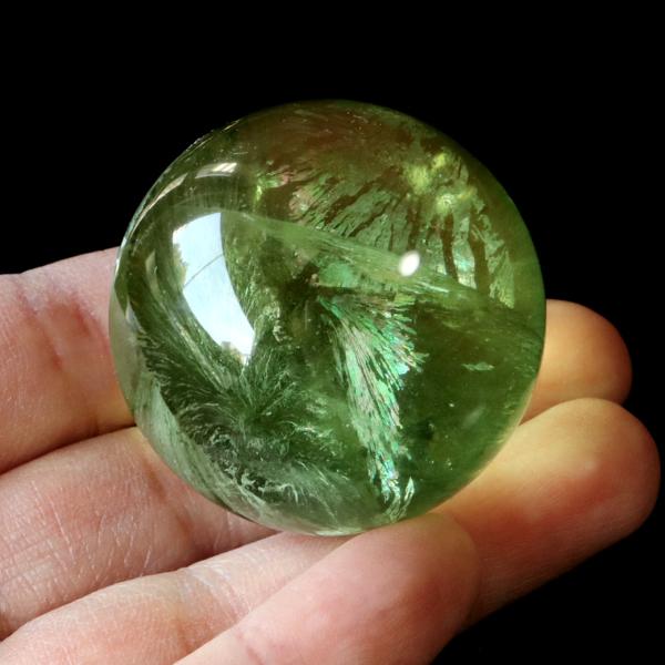 2t以上の原石の中から、綺麗な部分だけを切り出し、丸玉に仕立てた究極の一品。まるでペリドットのようなグリーンの発色が強く、透明感が高いフローライトの丸玉です。◆サイズ直径41mm（±0.5mm）重量116g（台座除く）◆備考天然の傷、クラッ...