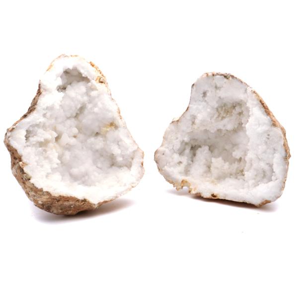 ◆サイズ13 x 14 x 12cm（ペアドームを1つに合わせたときのサイズ） 重量約1.6kg◆モロッコ産 ジオードモロッコ産水晶ジオード(晶洞)、本品は、すでに割れているジオードです。ジオード(晶洞)とは中が空洞になっている石で、内側は...