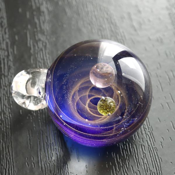 ガラスの中に宇宙空間を表現した、GOLD STONEオリジナルのネックレスです。 見る角度によって、様々な表情があります。 男女兼用でお付け頂けます。◆備考1個ずつ手作りで製作されたものになります。個体ごとにより、色味や渦の形、位置、気泡の...