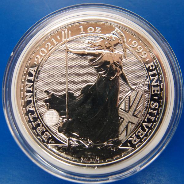 品名　：ブリタニア銀貨　１オンス　発行年：２０２１年発　行：英国王立造幣局品　位：９９．９％　純銀重　量：３１．１ｇ　（１オンス）　サイズ：直径　約38.6ｍｍ  厚み　約3ｍｍ表　面：女神ブリタニア裏　面：エリザベス女王のレリーフ状　態：...