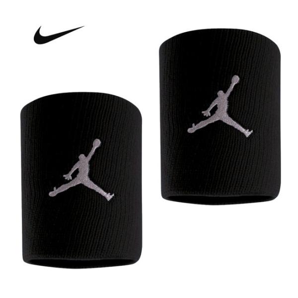 ジャンプマンの刺繍が入ったシンプルなリストバンドです。DRI-FIT素材がさらりと快適な状態をキープ。スポーツやファッションなど、様々な用途でご使用いただけます。●サイズ：フリーサイズ(8cm/10.5cm)●素材：ナイロン●カラー：ブラッ...
