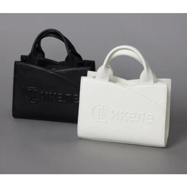 ゴルフ愛好家にぴったりのトートバッグです。ブラック＆ホワイトのクラシックなデザインで、高級感が漂います。ゴルフ用品を収納するのに最適なサイズで、快適なゴルフライフをサポートします。爆買