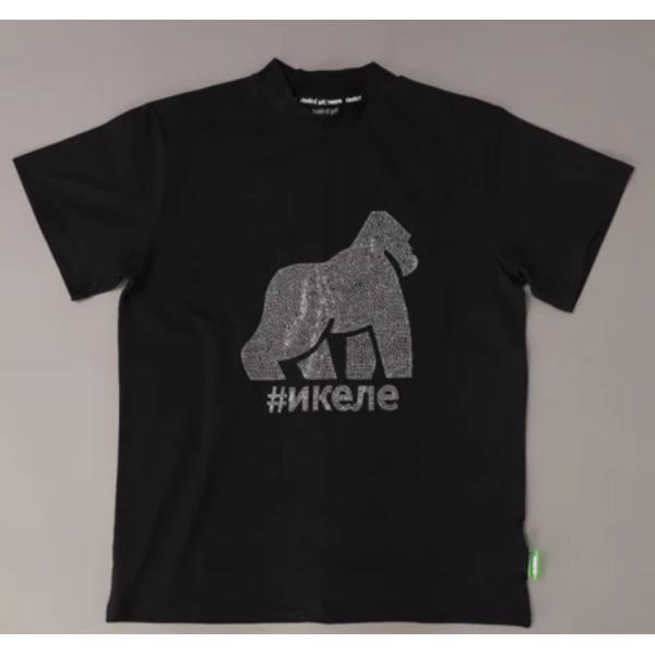 モックネック シンボルロゴTシャツは、都会的なデザインと高級感あふれる着用感が特徴です。豪華なラインストーンが施されたシンボルロゴが、より洗練された印象を与えます。【カラー】ブラック・ホワイト・ピンク【生地】綿95％・ポリウレタン5％爆買