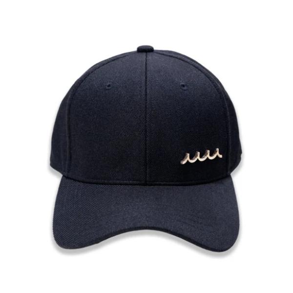 シンプルながら立体的なWAVEロゴが高級感のあるデザインのキャップ。型崩れしにくいポリエステルとアクリルの混紡素材フロントからバックにかけて丸みを帯びたシルエットベルクロアジャスターでサイズ調整可能爆買