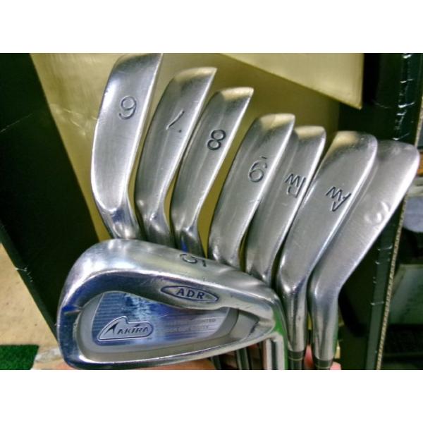■種別：アイアンセット　■メーカー：アキラ■モデル：アキラ ADR　■シャフト：S-TRIXX SHOCKWAVE■フレックス：R　■ロフト：24■本数：8　■番手：5-9 P・A・S■長さ：38　■クラブ重量：361■ライ角：0　■バラン...