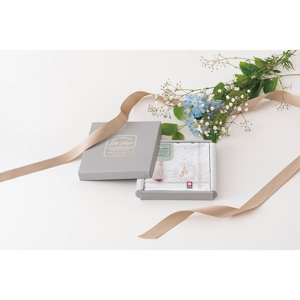 ブライダルやフォーマルなプチギフトにも。上品で光沢のあるイニシャルやラッキーモチーフの刺繍がポイント。特別感を演出するギフト仕様の今治産のタオルハンカチは、男女年齢問わず、幅広い方への贈り物におすすめです。●タオルハンカチ×1枚●綿100％...