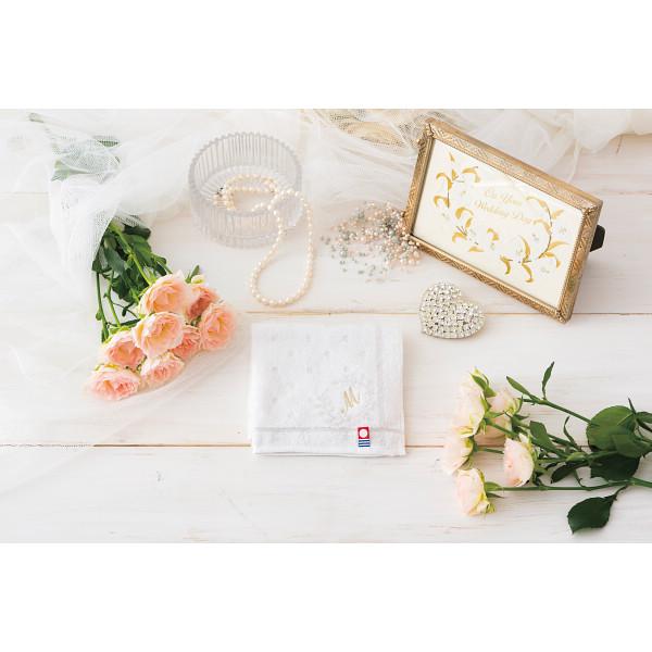 ブライダルやフォーマルなプチギフトにも。上品で光沢のあるイニシャルやラッキーモチーフの刺繍がポイント。特別感を演出するギフト仕様の今治産のタオルハンカチは、男女年齢問わず、幅広い方への贈り物におすすめです。●タオルハンカチ×1枚●綿100％...