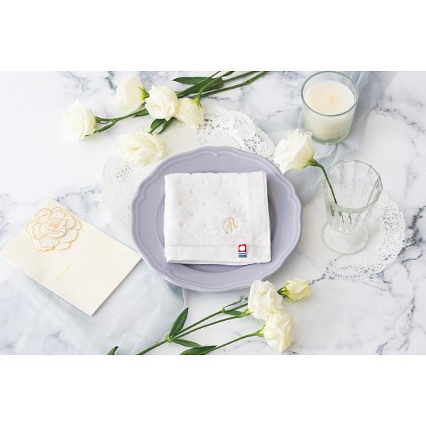 ブライダルやフォーマルなプチギフトにも。上品で光沢のあるイニシャルやラッキーモチーフの刺繍がポイント。特別感を演出するギフト仕様の今治産のタオルハンカチは、男女年齢問わず、幅広い方への贈り物におすすめです。●タオルハンカチ×1枚●綿100％...