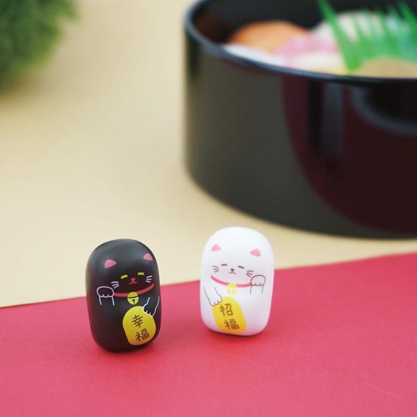 箸を持ち上げると起き上がる！だるまとまねきねこの起き上がり箸置き。縁起の良い動きとデザインで、贈り物や特別な日の食事にぴったり。2個セット。●2個セット●ＡＢＳ樹脂●現品約2×1.8×3ｃｍタイプ：まねきねこＥＸ−3379