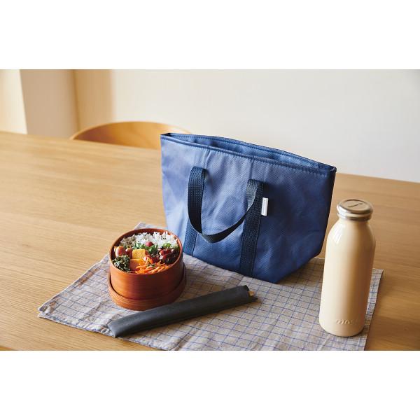 アルミ蒸着とファスナー付なので、毎日のお弁当やコンビニでの買い物、レジャーにもぴったり！アミ内ポケットも嬉しい配慮です。●ポリプロピレン不織布＋アルミ蒸着フィルム●現品約36×12.5×21ｃｍ・本体重量=約62ｇ6Ｊ9009−Ｓ