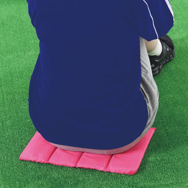 スポーツ観戦やピクニックに。パタパタ折りたたんで巾着袋にコンパクトに収納可能。※色指定不可●ポリエステル・ウレタン●現品（クッション）約35.5×27×1.5ｃｍ・（収納袋）13×32ｃｍ6195