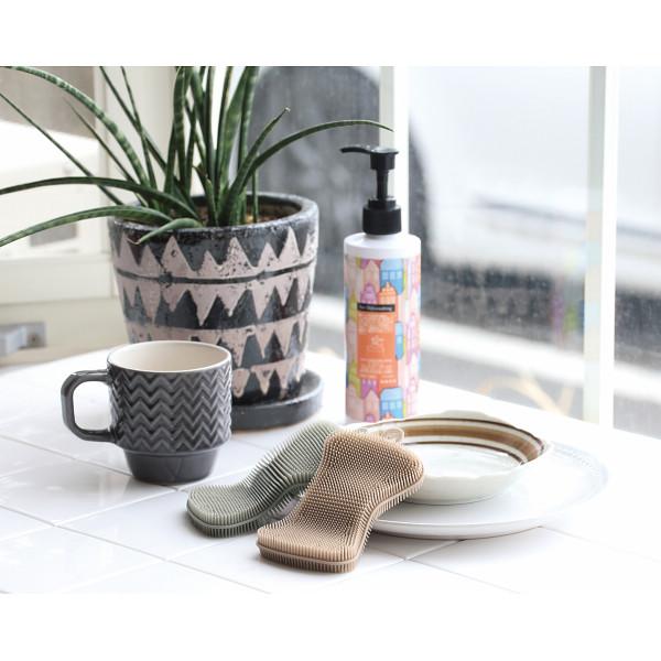 細かい突起が汚れをからめとる！洗剤いらずなので環境にやさいしいシリコーンたわし※色指定不可●シリコン●現品約7×1.5×12ｃｍ7633