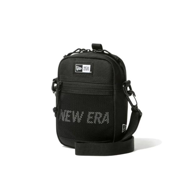 NEW ERA□商品詳細■MODEL：ショルダーポーチ 1.7L プリントロゴ ■COLOR：ブラック × ホワイト ■SIZE-容量：約1.7L-高さ：約190mm-幅：約130mm-奥行：約65mm■素材 :ポリエステル/1680D■小...