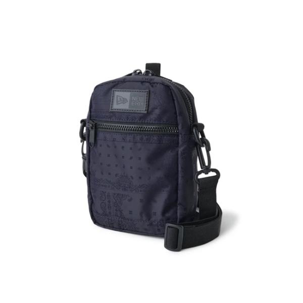 NEW ERA□商品詳細■MODEL：ショルダーポーチ 1.7L ■COLOR：ネイビーペイズリー ■SIZE-容量：約1.7L-高さ：約190mm-幅：約130mm-奥行：約65mm■素材 :ポリエステル200D■小売希望価格：4,000...