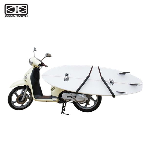 □商品詳細■MODEL：MOPED　RACK　バイク用・後部に荷物ラックのあるスクーター、バイクに取り付け可能・錆びにくいアルミニウムフレーム・調整可能なEVA パッドアーム- 最大8 インチまでのボードに対応・ボードを固定するためのタイダ...