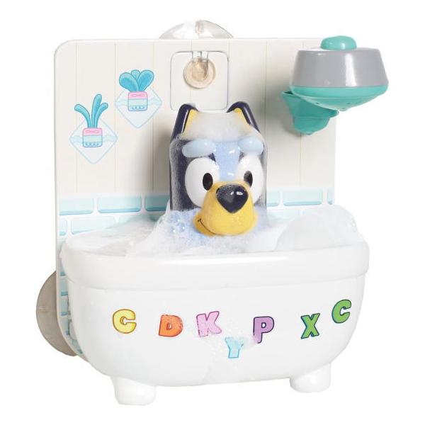 TOMY トゥーミーズ シャワー＆スクラブ ブルーイ。バスタブにお湯を張って中央にボディソープを少し入れ、ブルーイを繰り返し押すとバスタブが泡でいっぱいに！まるで本物のお風呂みたい。シャワーヘッドのボタンを押して水を入れ、もう一度押すとシャ...
