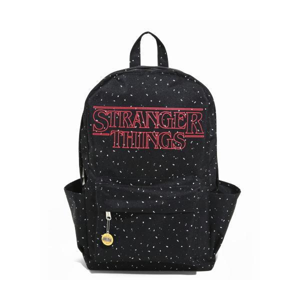 アメリカ直輸入のストレンジャー・シングス Logo バックパック。STRANGER THINGS のロゴ＆白いまだら模様のデザインです。Friends don't lie と書かれたワッフル型チャーム(アクセサリー)が付属色 黒　サイズ 幅...