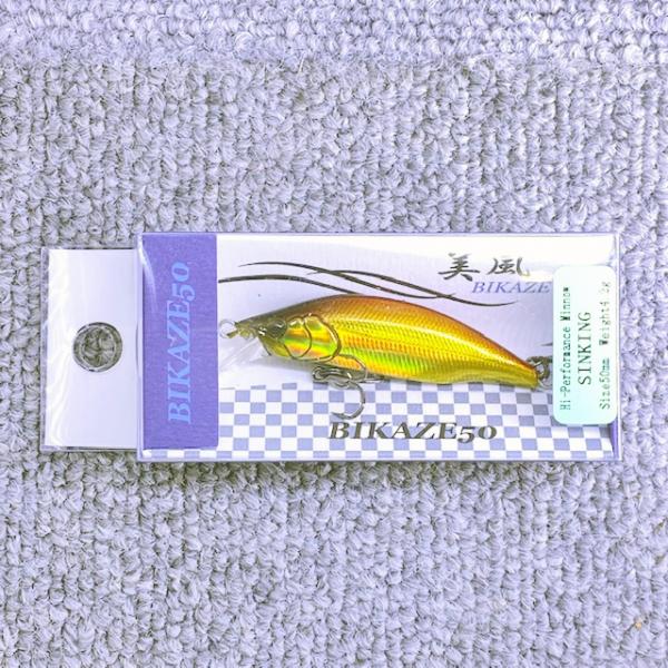 ムカイフィッシング　美風50S　BK8　アカキン　Length：50ｍｍ　Weight：4.2ｇ　Type：sinnkinng(シンキング)　Hook：トレブルフック仕様（ネイティブタイプ）ストリームでは水の流れに負けず立ち上がりよく、クイ...