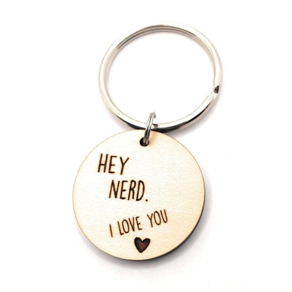 商品名Hey Nerd I Love you Keychain, Husband Gift, Boyfriend, Girlfriend, Nerd, Weird, Gift for himブランド：deSIGNs BY KIM商品サイズ：...