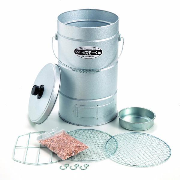 【品　名】 マルカ くんせい器 スモーくん DXロング【サイズ】 24.5 x 24.5 x 40 cm【質　量】 約1.5kg【材　質】 ガルバニウム鋼板、亜鉛メッキ網【付属品】 Sフック、焼網3枚、さくらチップ100g【商品説明】 ●本...