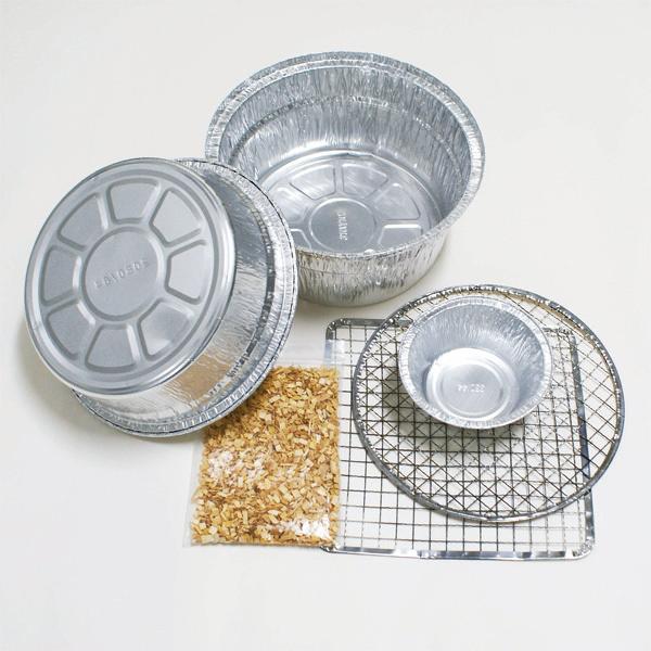 【品　名】 マルカ くんせい器 かんいスモーくん【サイズ】 約）φ240×170ｍｍ【材　質】 アルミニウム【商品説明】 ●燻製初心者にもおすすめ。●消耗品のアルミ箔本体、チップ皿が各2枚入り(1セットにつき)●カセットコンロでも、BBQコ...