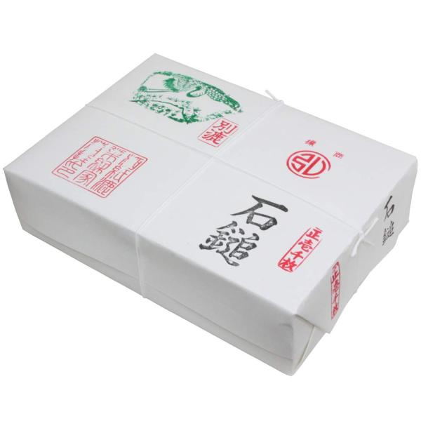 【商品概要】紙漉きの本場・愛媛県で丁寧に漉かれた、人気の国産書道半紙です。厳選された原材料を使用し、伝統の製法で仕上げられた高品質な和紙は、書く人の技をしっかりと受け止め、安定した筆運びと美しい仕上がりを実現します。なめらかな書き味で初心者...