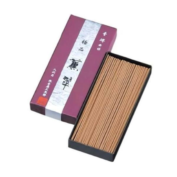 【商品概要】香り：沈香＋生薬の香り内容量：30ｇお線香の長さ：約14ｃｍ燃焼時間：約30分パッケージサイズ：横98ｍｍ×縦152ｍｍ×高さ22ｍｍ【商品説明】奥野晴明堂八代目当主「沈香屋久次郎」が精魂込めて調香した「極品薫翠」選りすぐり時を...