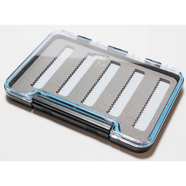 【商品概要】プラスチック製の軽量で丈夫なボックスです。透明で中のフライ（毛ばり）を確認しやすい。片面開き。スリットフォーム仕様。パッキン仕様。【商品説明】【商品詳細】ブランド：アキスコ(AXISCO)商品種別：スポーツ＆アウトドア商品名：ア...