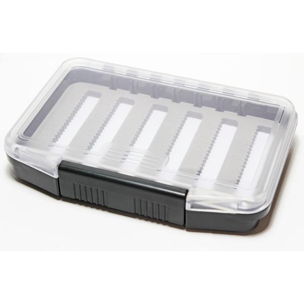【商品概要】プラスチック製の軽量で丈夫なボックスです。透明で中のフライ（毛ばり）を確認しやすい。片面開き。スリットフォーム仕様。パッキン仕様。【商品説明】【商品詳細】ブランド：アキスコ(AXISCO)商品種別：スポーツ＆アウトドア商品名：ア...