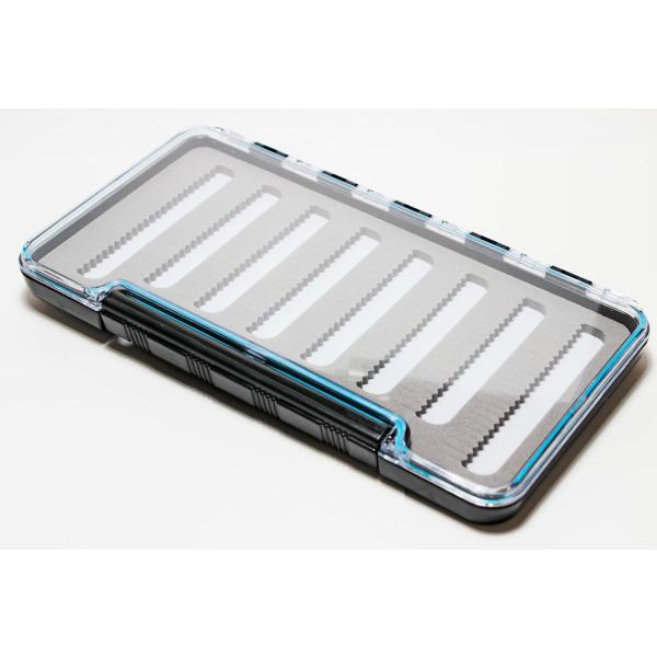 【商品概要】プラスチック製の軽量で丈夫なボックスです。透明で中のフライ（毛ばり）を確認しやすい。片面開き。スリットフォーム仕様。パッキン仕様。【商品説明】【商品詳細】ブランド：アキスコ(AXISCO)商品種別：スポーツ＆アウトドア商品名：ア...