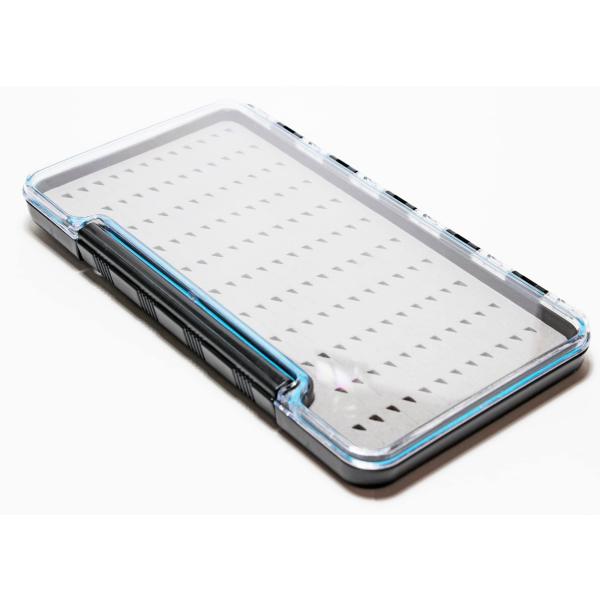 【商品概要】プラスチック製の軽量で丈夫なボックスです。透明で中のフライ（毛ばり）を確認しやすい。片面開き。三角穴フォームパッキン仕様。【商品説明】【商品詳細】ブランド：アキスコ(AXISCO)商品種別：スポーツ＆アウトドア商品名：アキスコ(...