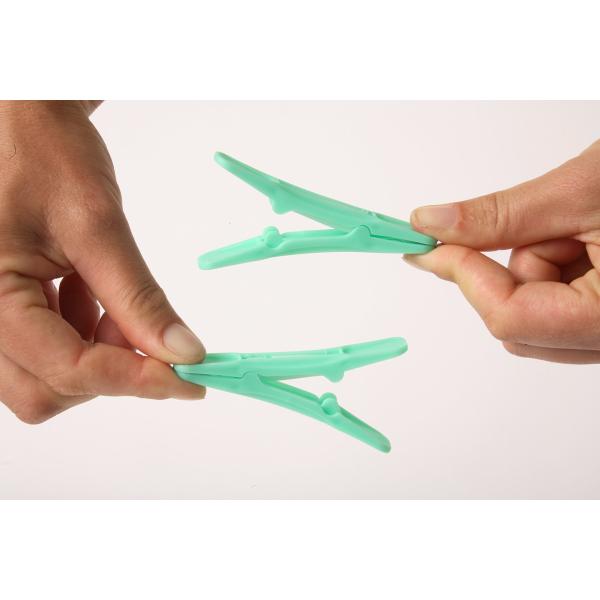 【商品概要】サイズ:1.8×1.5×8.2cm素材・材質:ポリプロピレン【商品説明】【商品詳細】ブランド：わがんせ商品種別：洗濯ばさみ商品名：両方から挟める洗濯ばさみ クレバーペグ製造元：わがんせ色：RM商品タイプ：プラスチック、スプリング...